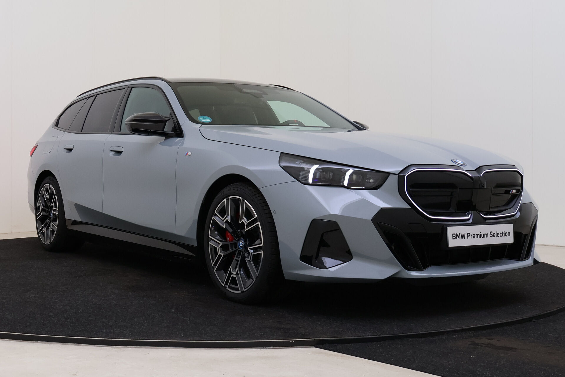 BMW i5 Touring M60 xDrive / Panoramadak / Trekhaak / Bowers & Wilkins ...